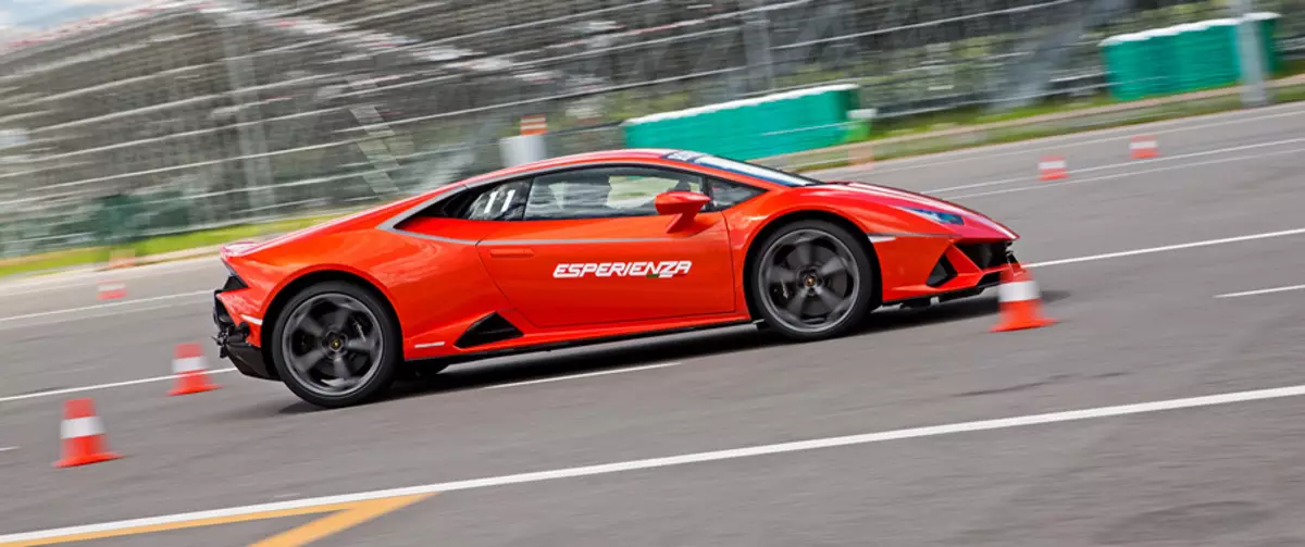 Dễ dàng hội tụ với Burlenetta Lamborghini Huracan Evo