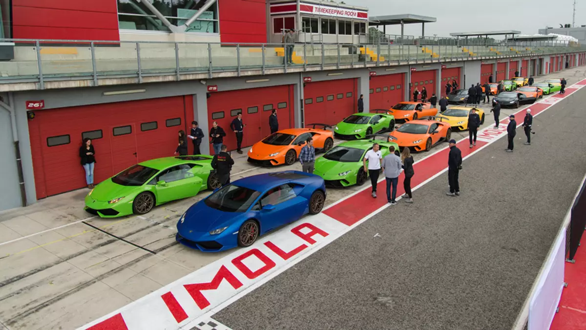 Timakanikiza a Lamborghini Haaracan Faante m'matembenukidwe a imola 1004_12