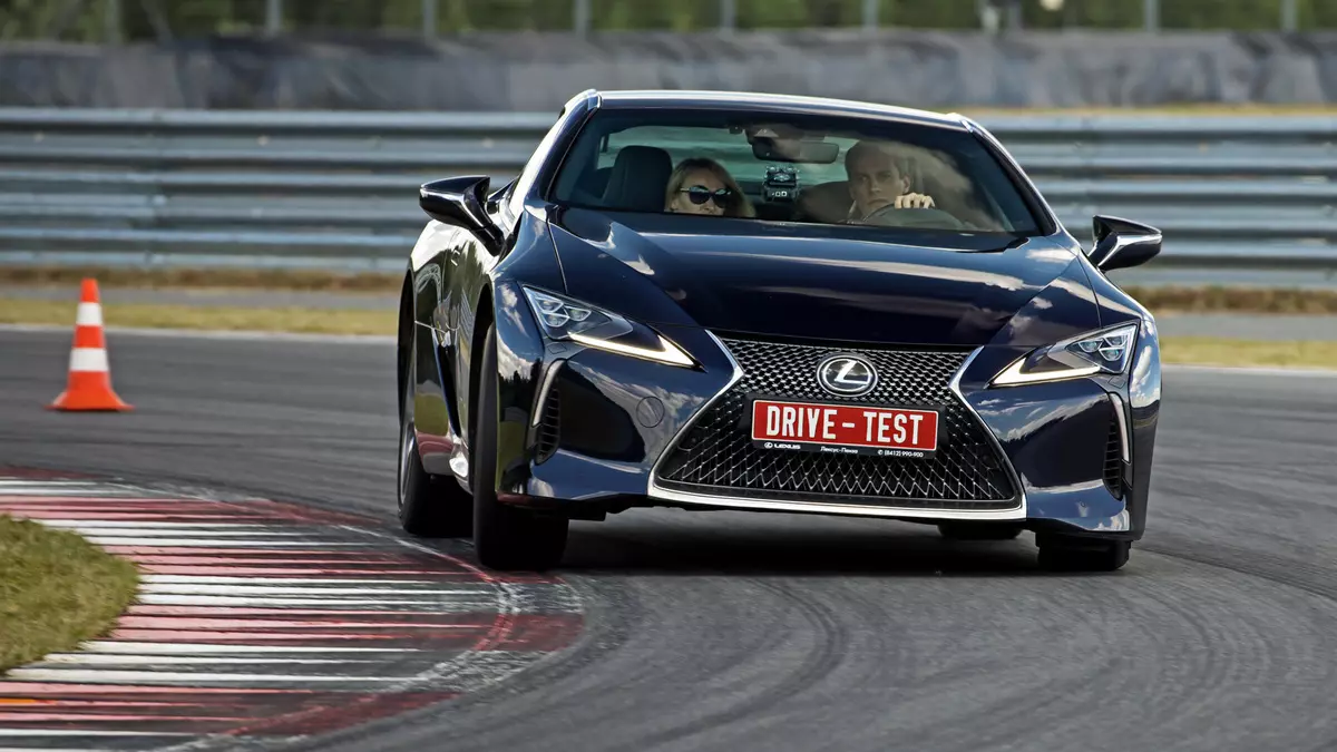 Við tvöfalt tilboðið á Lexus LC 500 í leit að árangursríkum samsetningu 1054_5