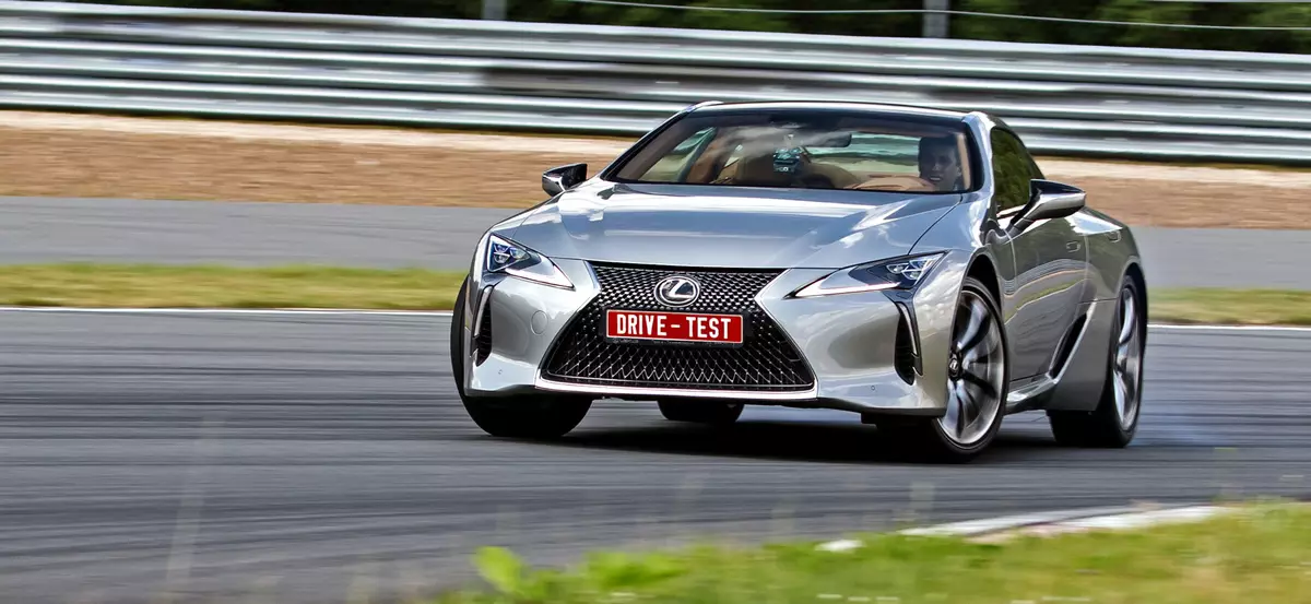 Við tvöfalt tilboðið á Lexus LC 500 í leit að árangursríkum samsetningu 1054_8