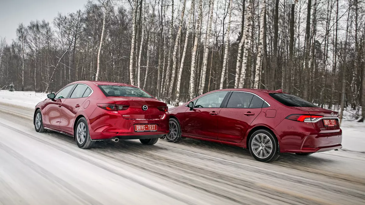 Masha mai le Oloa o Octavia Sedans Mazda 3 ma le Toyota Corolla