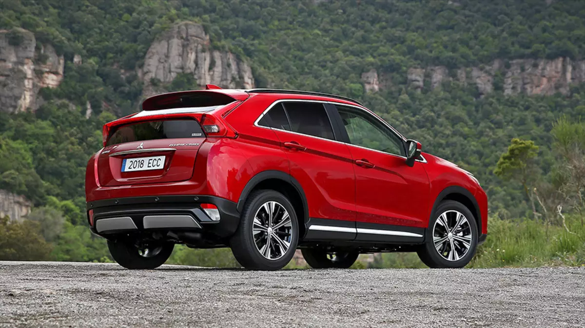 Anyị na-ele anya n'ọdịnihu nke Mitsubishi site na Eklipsse Cross 1208_1