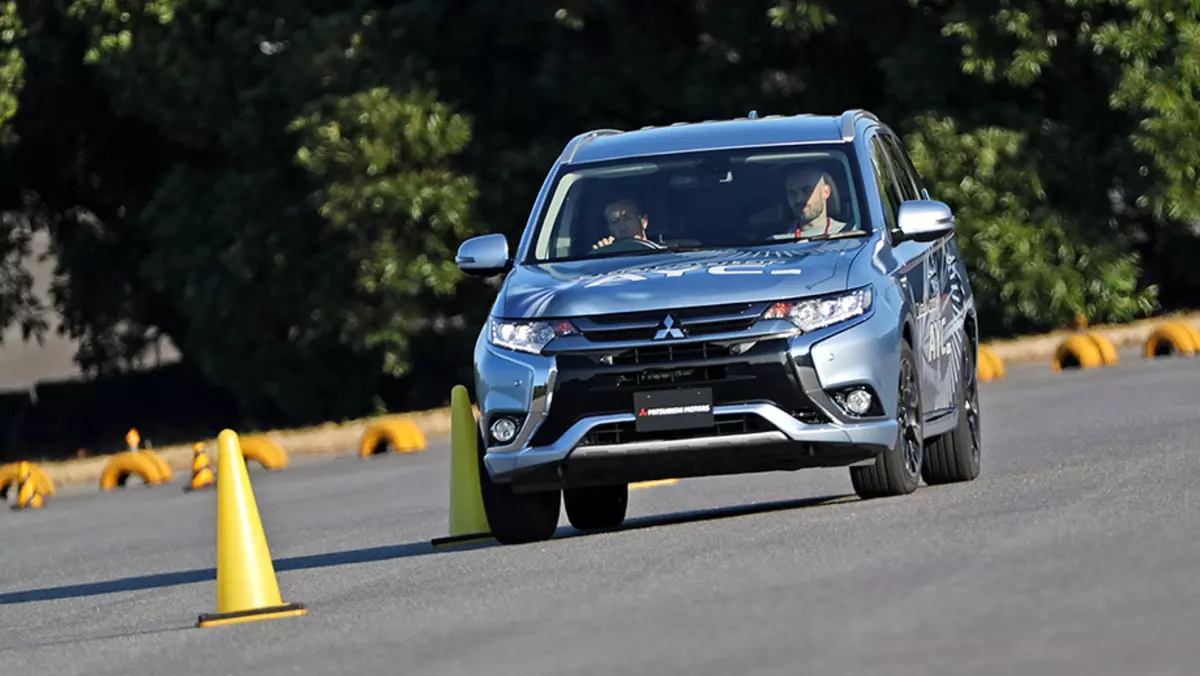 Tumitingin kami sa hinaharap ng Mitsubishi sa pamamagitan ng Cross ng Eclipse 1208_14