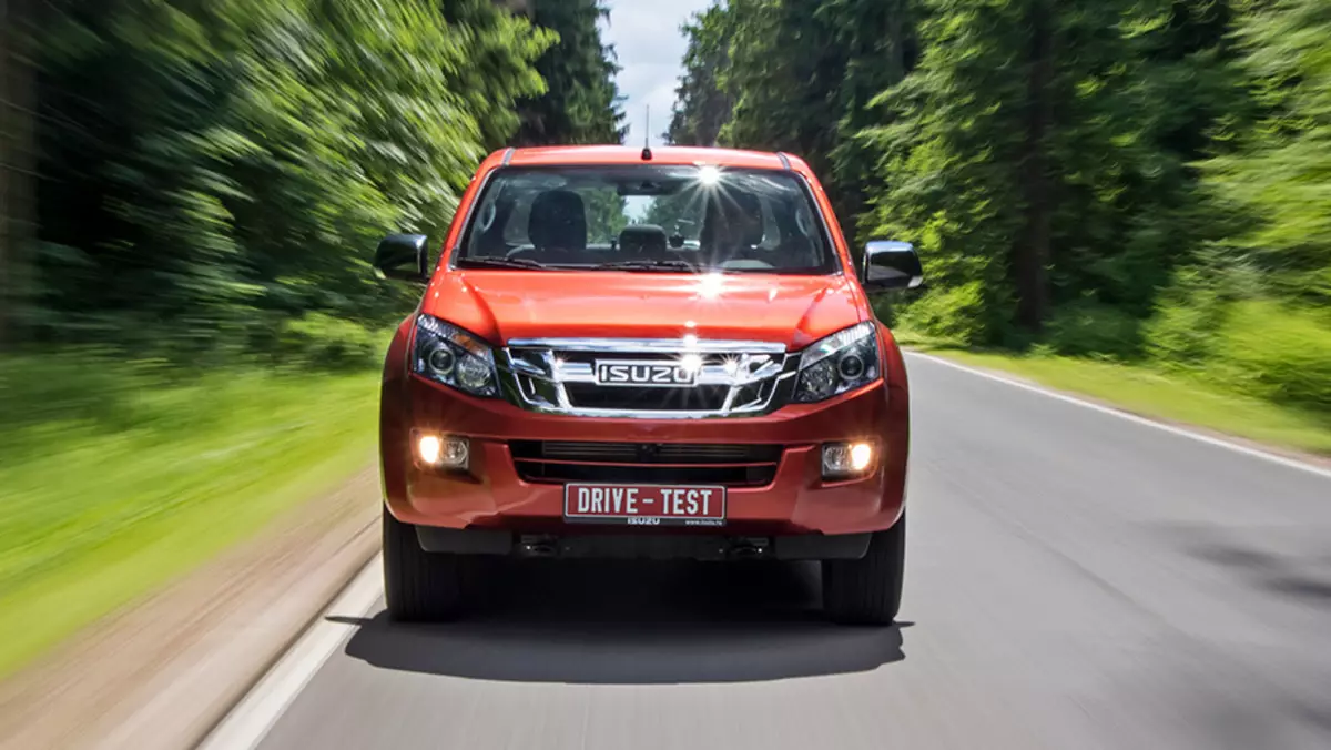 Մենք քաղաքից վազում ենք պիկապներից Isuzu D-Max եւ Mitsubishi L200