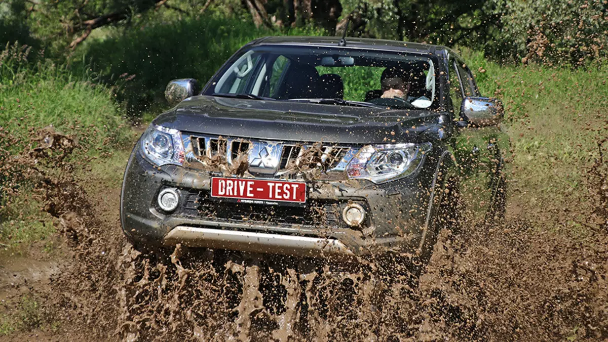 Ons loop van die stad by die bakkie Isuzu D-Max en Mitsubishi L200 1209_17