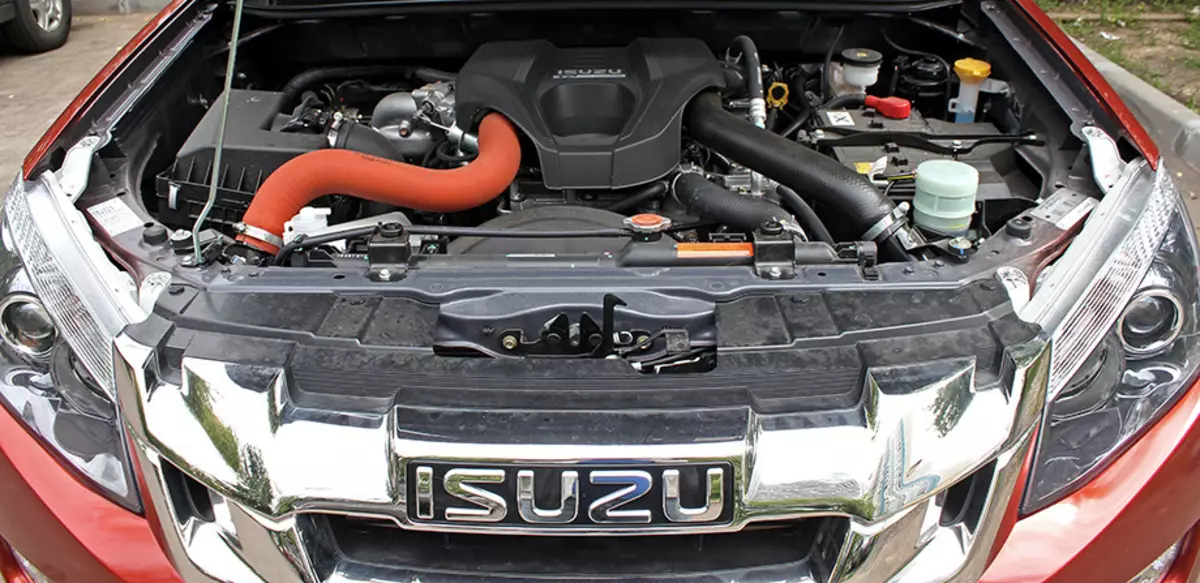 بىز پىكاپا isupp d-max ۋە Mitsubishi L200 دىكى شەھەردىن ئۆتىمىز 1209_25