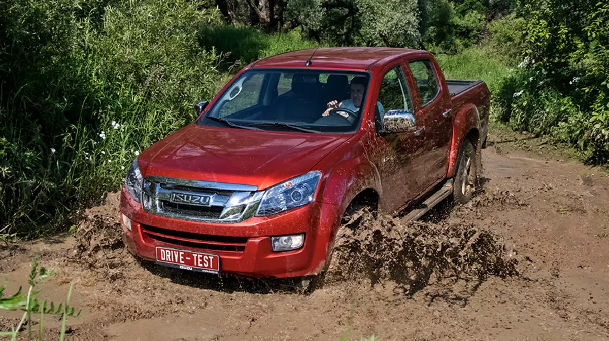 Wir laufen von der Stadt an den Pickups Isuzu D-Max und Mitsubishi L200 1209_9