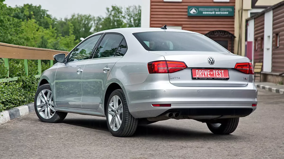 Sukho ontleed die Sedany Volkswagen Jetta en Nissan Sentra