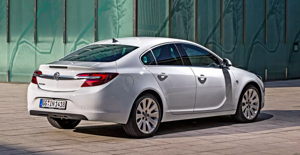 Intably i detaljene i den restylende modellen Opel Insignia