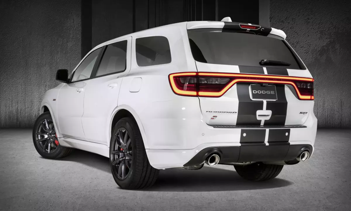 Modèle Dodge Durango SRT est devenu un peu de sport 13121_1