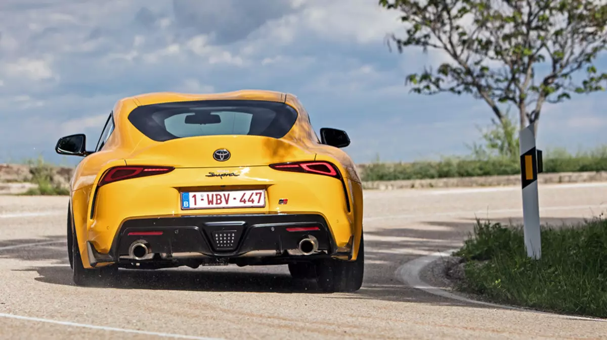 Προσπαθώντας να αφηρούν από την BMW στο Liftbek Toyota GR Supra 1449_17