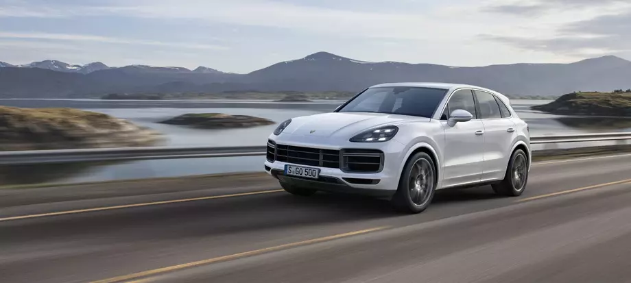 Porsche Cayenne டர்போ கிராஸ்ஓவர் ஒரு செயலில் ஸ்பாய்லர் பெற்றார் 14738_2