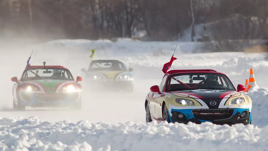 Me alegro de la carrera de hielo en la carrera de hielo Mazda