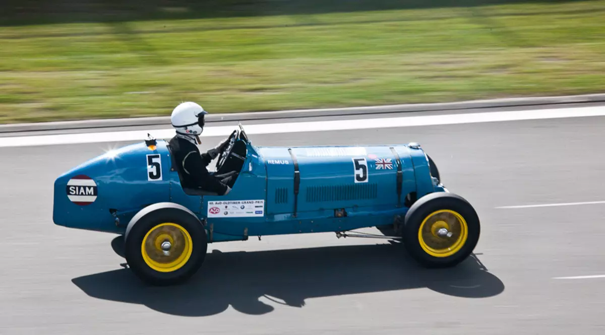 Direndam dalam sejarah perlumbaan motor di Grand Prix Oldtimerov 1557_10