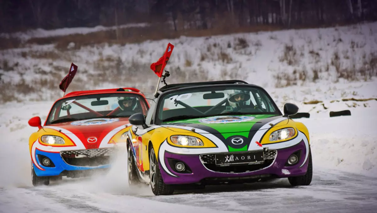 Iloitse hopea Race Mazda MX-5 Jääkilpailu