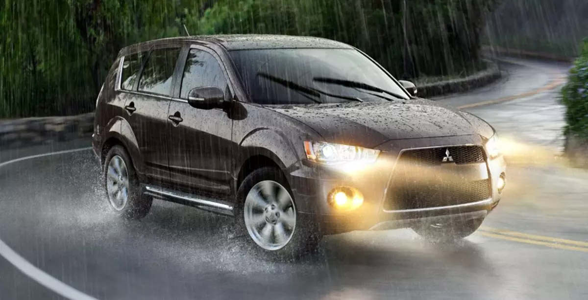 Iets wat ons verstaan ​​in die ontwerp van die Crossover Mitsubishi Outlander 15730_30