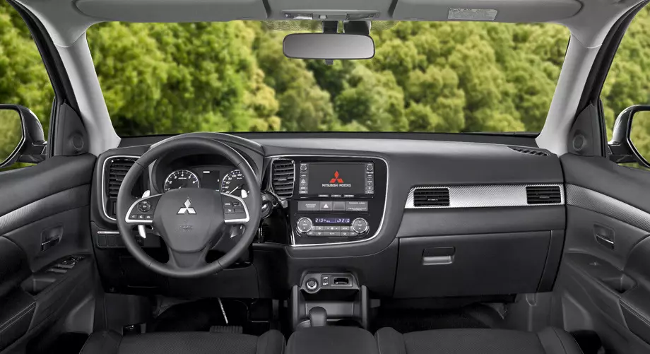 Iets wat ons verstaan ​​in die ontwerp van die Crossover Mitsubishi Outlander 15730_4