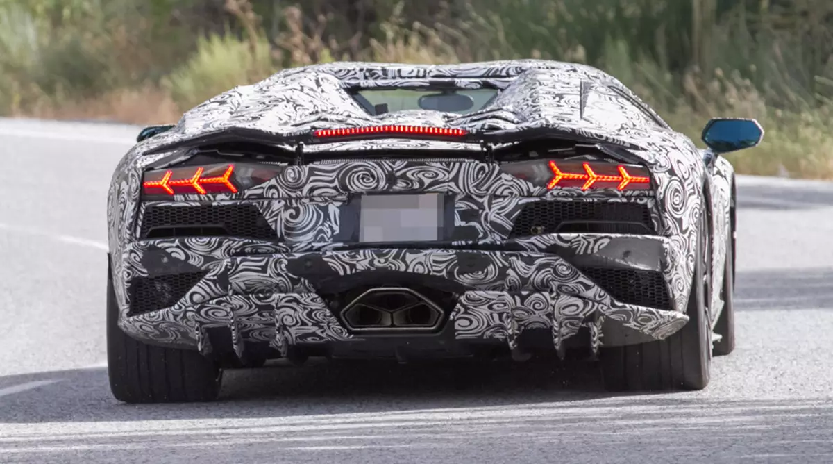 Coupe Lamborghini Aventador waited as planned restyling