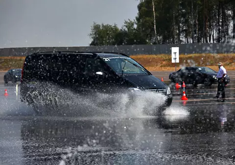 Battering a cikin Mercedes a Kariyar Kariyar Polygon 1589_3