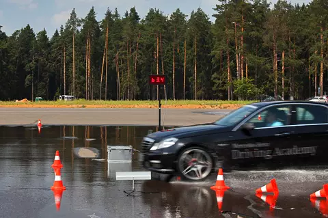 Battering a cikin Mercedes a Kariyar Kariyar Polygon 1589_8