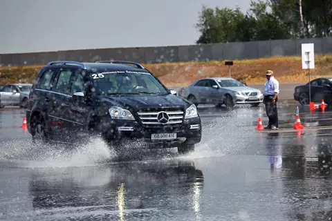 Gukubita muri Mercedes kuri Serivisi ishinzwe Kurinda Polygon 1589_9