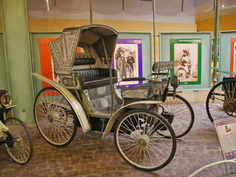 ¡Arte! Familiarizarse con el patrimonio histórico de la empresa Peugeot 1608_1