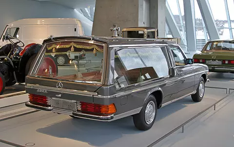 Kunst! Çfarë është interesante për Muzeun e ri Mercedes-Benz 1612_19