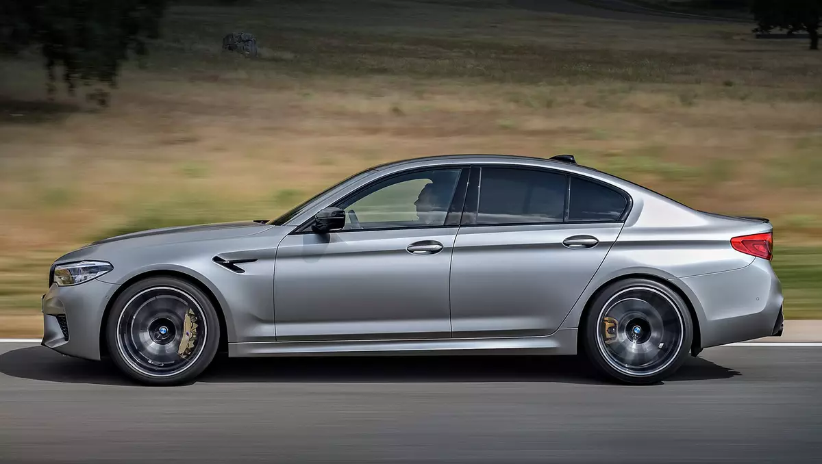 The CS version will appear in the updated BMW M5 family