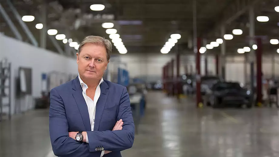 Fisker és Foxconn novemberben "áttörő" elektromos autót mutat