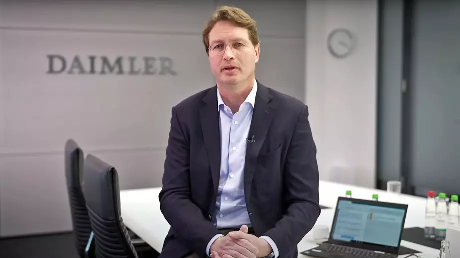 Daimler ayaa kala tagtay oo loo magacaabay Mercedes-Benz