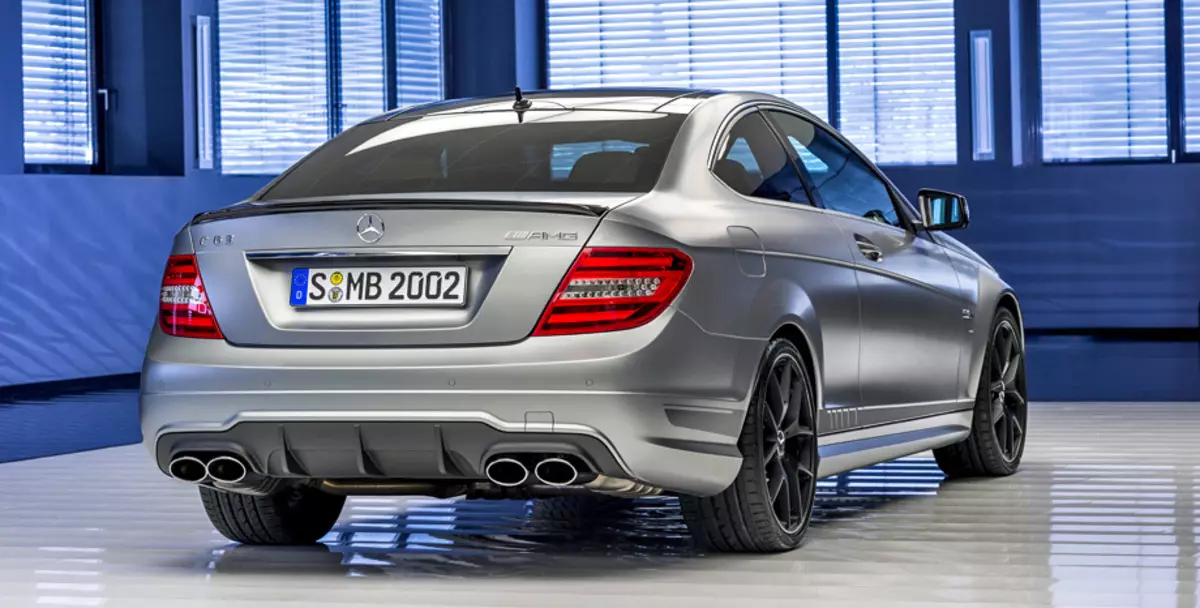 Nemesler Mersedes ýörite komissiýa c 63 amg taýýarlady 17674_1