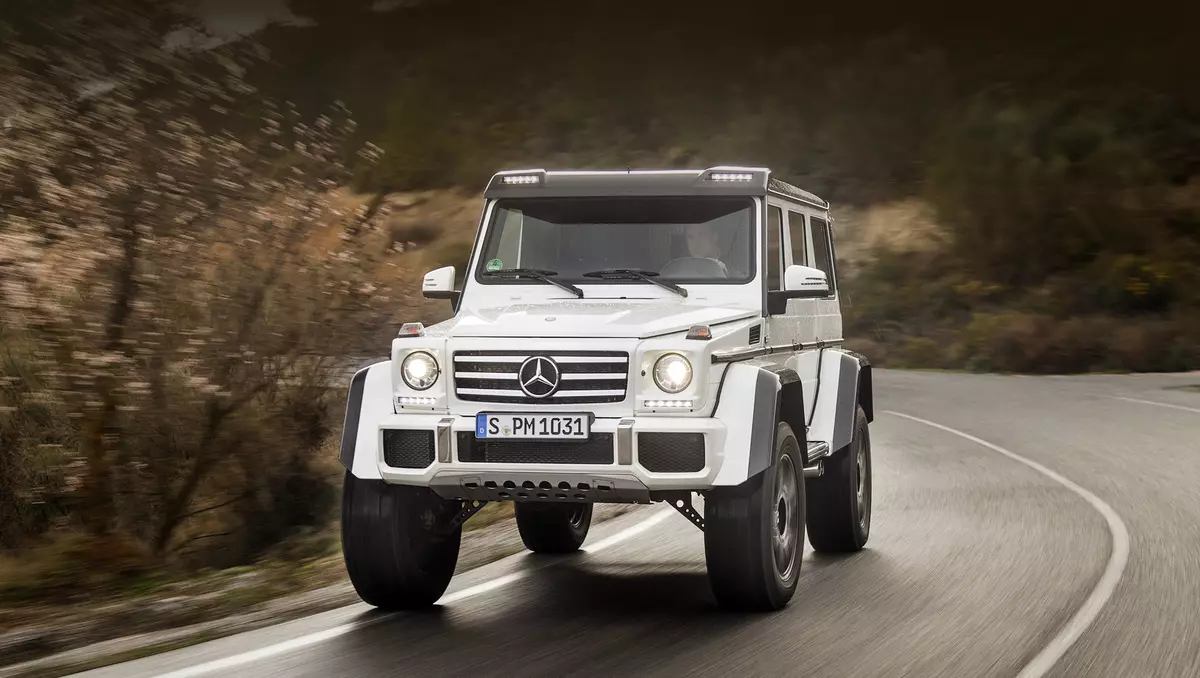 MERCEDES-BENZ G 500 4 × 4² Az eredeti elülső felfüggesztést kapja