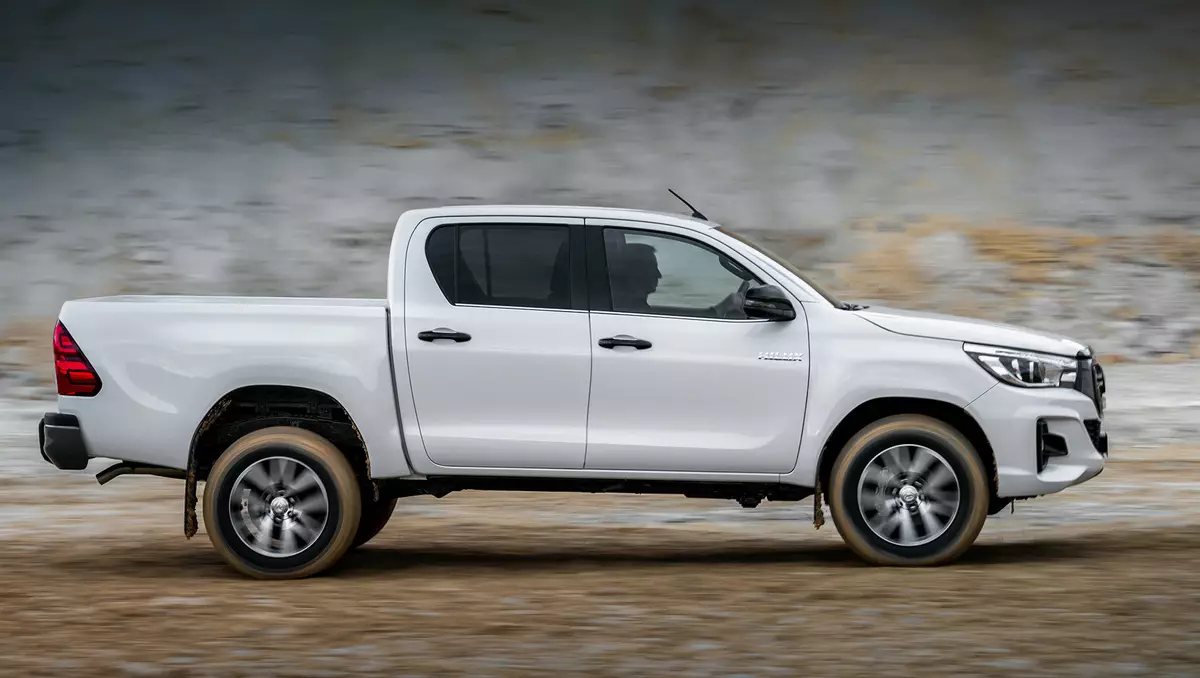 Toyota Hilux pallbíll draga andlit í annað sinn