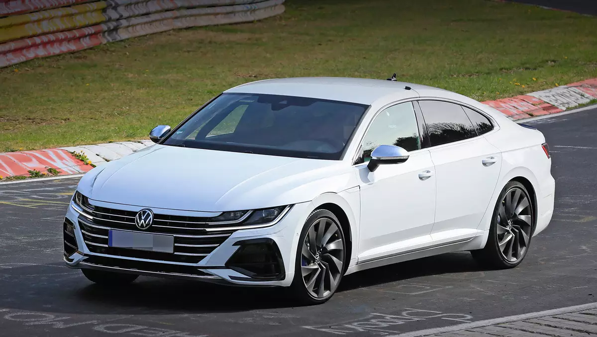 Patvirtino "Liftback" "Volkswagen Arteon R" kovinį pasirengimą