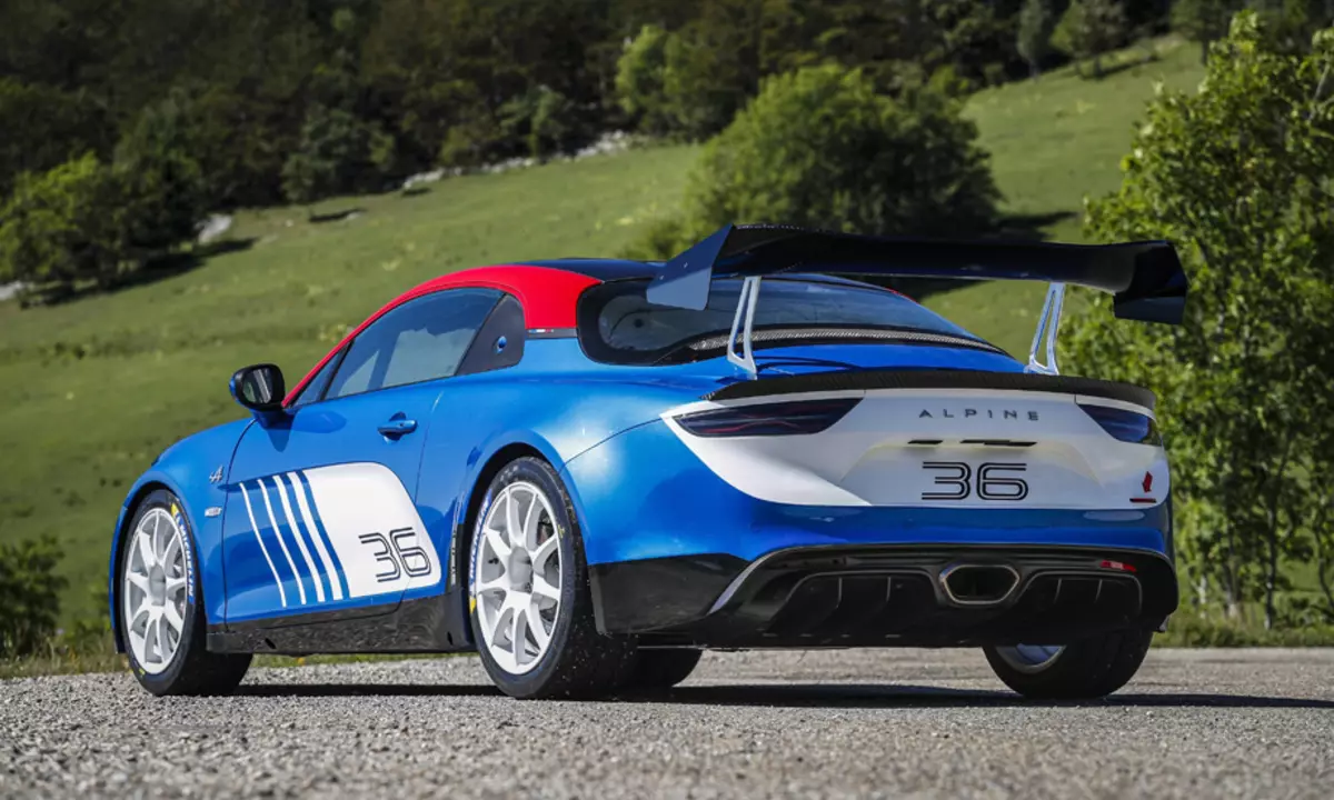 a Coupe Alpine A110 faapotopoto i luga o le tuuga i le 2020 2024_2