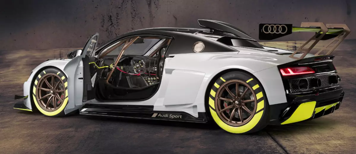 وقد نأى كوبيه أودي R8 LMS GT2 كبير للزميل