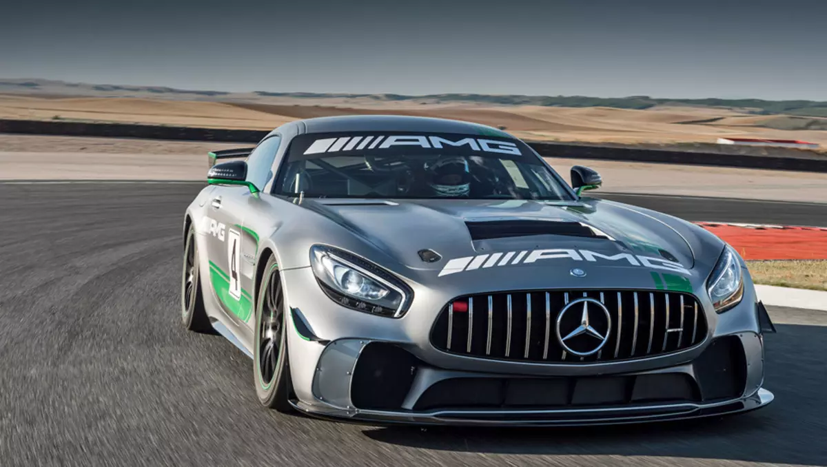 MERCEDES-AMG GT4 prototype udfordret BMW M4 Coupe