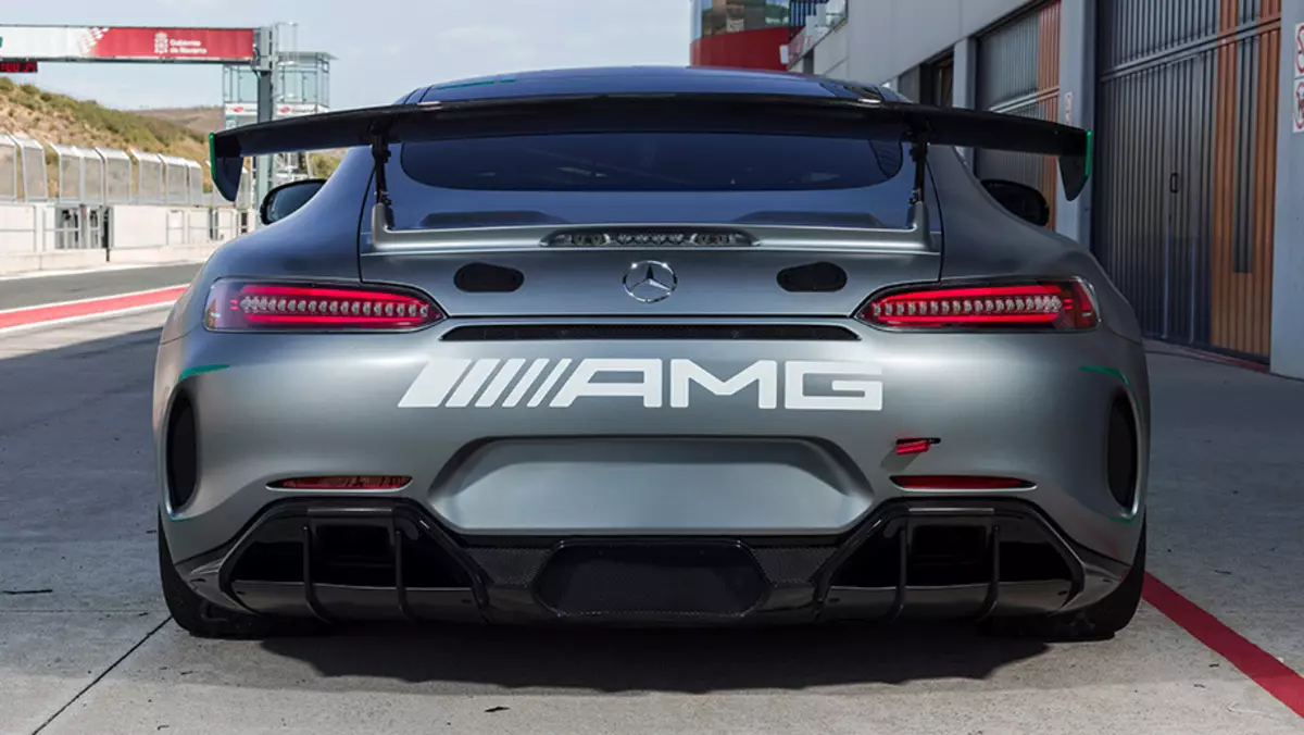 Mercedes-AMG GT4 Pwototip defye BMW M4 koup 2071_1