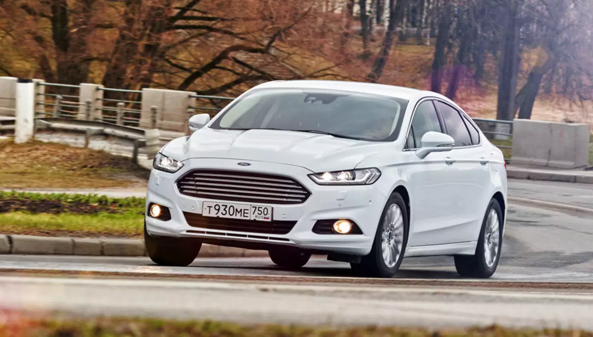 Ford Mondeo семейство падна под двойна обратна връзка се дължи на оптика 21224_1