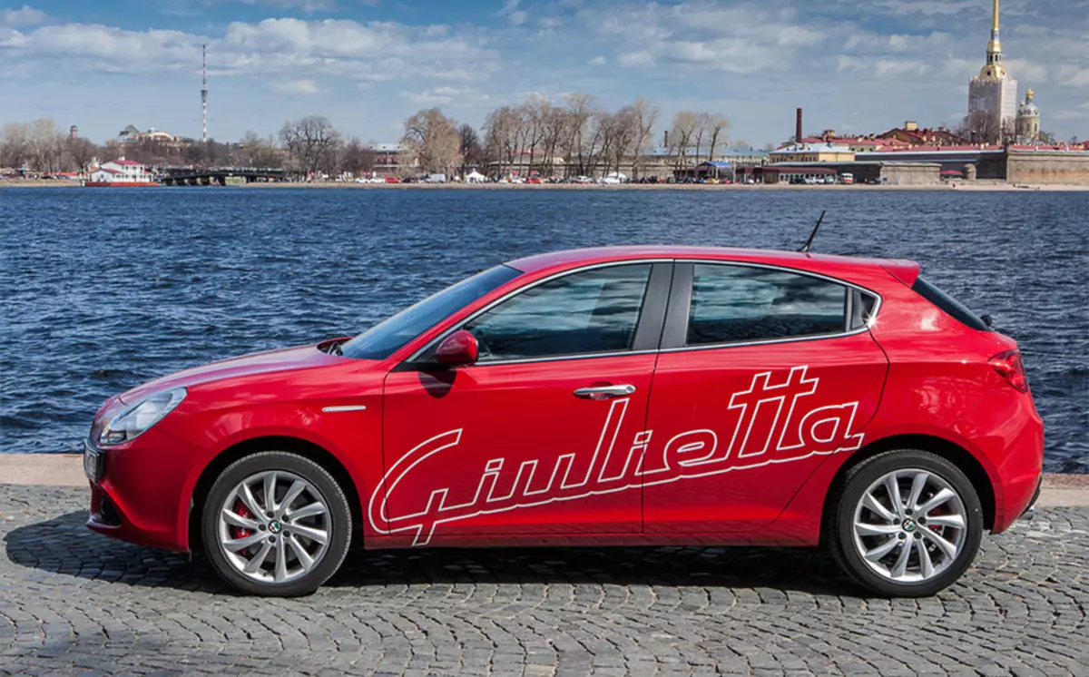 Gehen in St. Petersburg mit "Italienisch" Alfa Romeo Giulietta