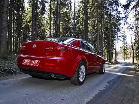 Ano ang maaaring masulsulan ang kagandahan ng Alfa Romeo 159? 2158_5