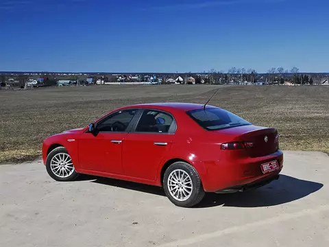 Ano ang maaaring masulsulan ang kagandahan ng Alfa Romeo 159? 2158_8