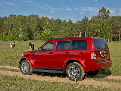 Nini kilichofichwa nyuma ya kuonekana kwa ukali wa Dodge Nitro? 2209_5