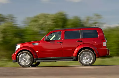 Wat is ferburgen efter it hurde uterlik fan Dodge Nitro? 2209_7