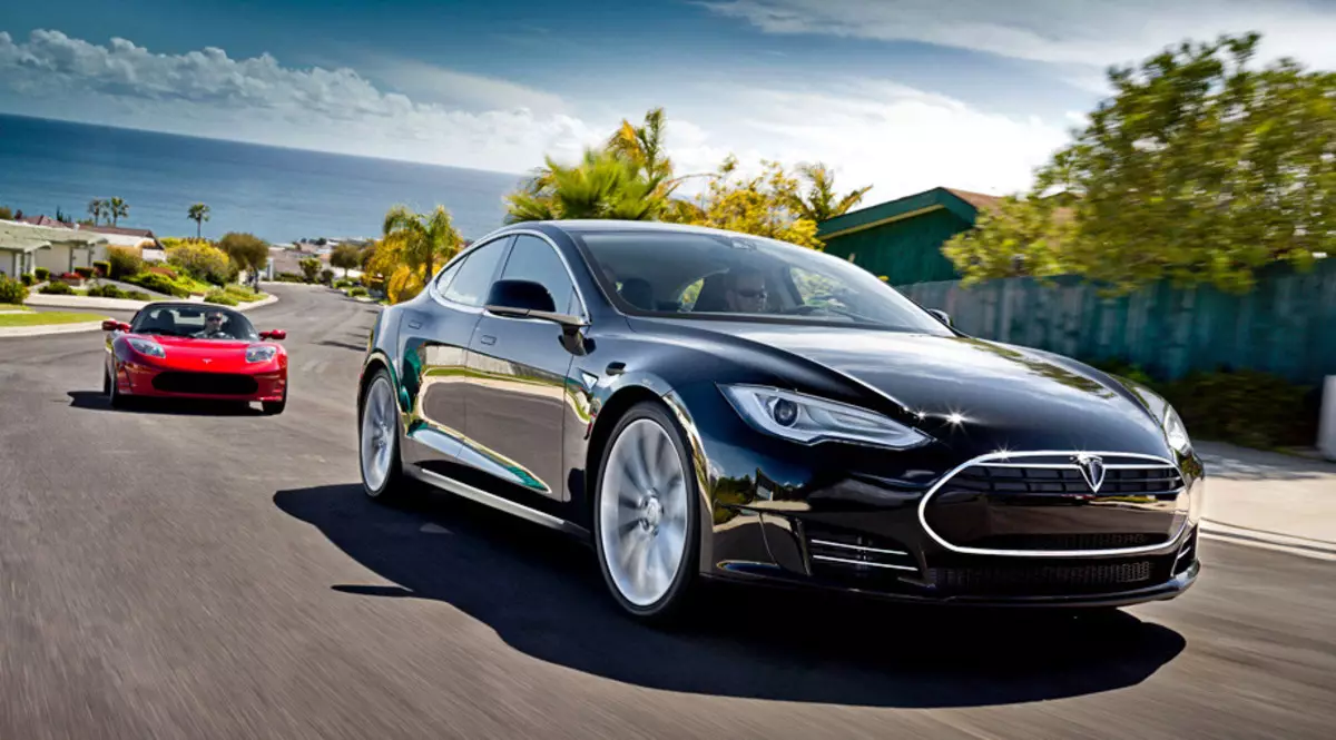 Electrocar Tesla Model S superis la planitan akciojn de la streko