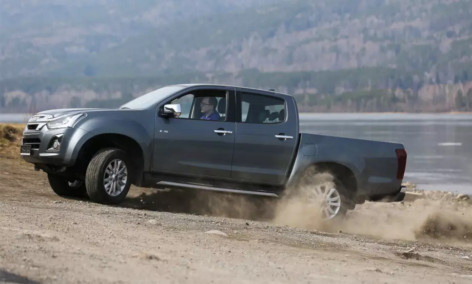 Pickup z recyklingu Ciężarówki Arktyczne Isuzu D-Max AT35 przybył do Rosji 2330_2