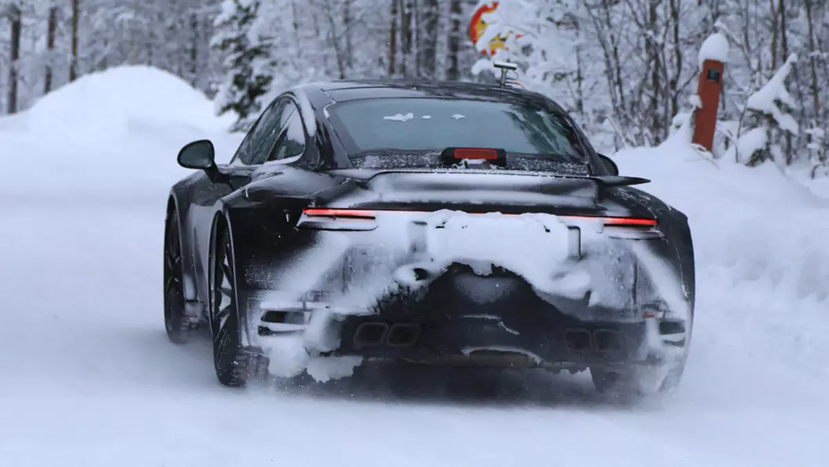 Porsche 911 கூபே Premiere முன் நீண்ட உருமறைப்பு இழந்தது 24932_2