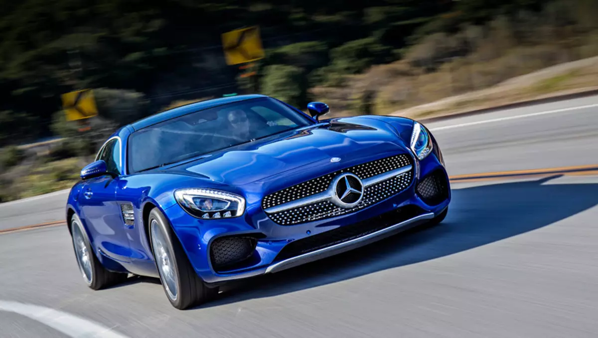 Mercedes-AMG GT S sport avtomobiligi inson omilidan xursand bo'ling