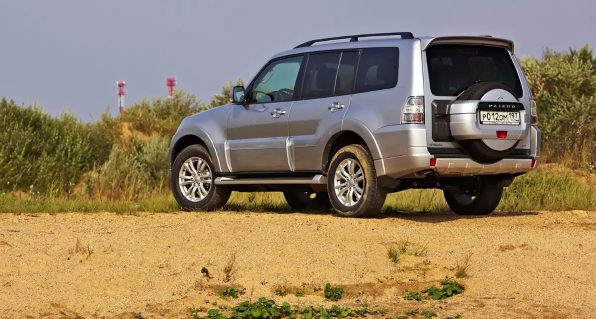 እኛ አሁንም ምን ያህል እንገፋፋለን በ Mitsubishi pajero IV ላይ ምን ያህል እንጎበራለን