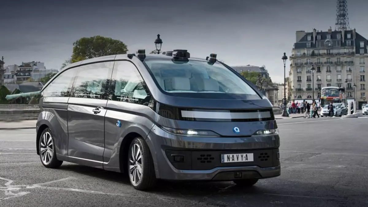 Ang Robotksa Navya Autonom Cab miligid sa mga kadalanan sa Paris